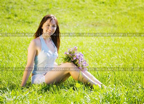Девушка сидит на траве с букетом цветов Стоковое фото № 1835672 фотограф Яков Филимонов