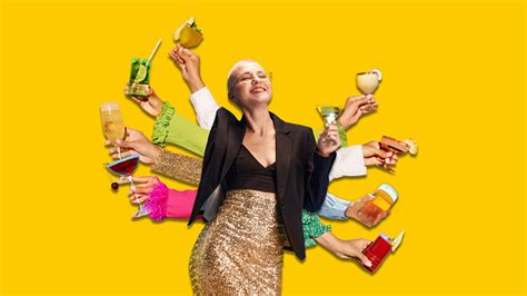 현대 미술 콜라주 축제 치마를 입고 칵테일을 들고 있는 자신감 넘치는 여성이 현대적인 세련미와 파티 문화를 보여줍니다 25 29세에 대한 스톡 사진 및 기타 이미지 Istock