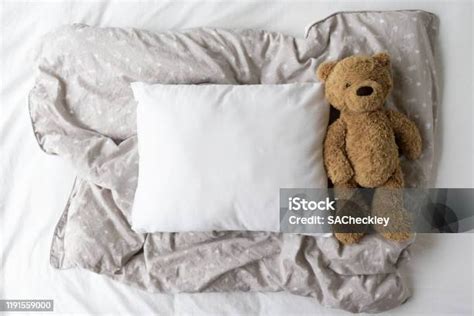 흰색 배경과 아이의 테디 보육 베개 모형과 회색 패턴 이불에 누워 빈 흰색 사각형 쿠션 0명에 대한 스톡 사진 및 기타 이미지 0명 공란 깨끗한 Istock