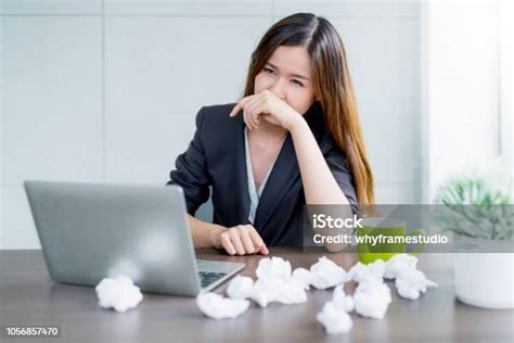 사무실 증후군 아시아 여자 독감 재채기 피곤된과 공기 상태 사무실 배경의 알레르기 나쁜 느낌 근육에 대한 스톡 사진 및 기타 이미지 Istock