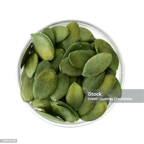 흰색 상단 보기에 고립 된 유리 그릇에 껍질을 벗긴 호박 씨앗 0명에 대한 스톡 사진 및 기타 이미지 0명 가을 건강한 생활방식 Istock