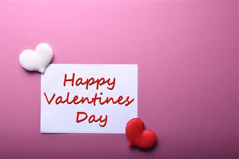 발렌타인 데이 배경 인사말 카드 사랑 기호 안경 하트 장미 선물핑크 배경에 빨간 장식 복사 공간과 텍스트가 있는 상단 보기입니다 플랫 레이 개념에 대한 스톡 사진 및 기타