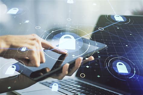 칩과 배경에 디지털 태블릿에 손가락 클릭과 창조적 인 잠금 홀로그램의 이중 노출 정보 보안 개념 개념에 대한 스톡 사진 및 기타 이미지 Istock