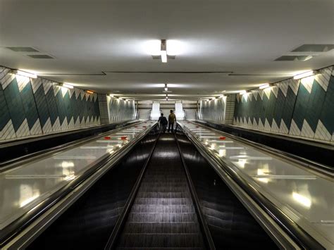 무료 이미지 함부르크 U 반 에스컬레이터 대칭 건축물 독일 램프 하부 구조 도로 선로 대도시 지역 Tints And Shades 시티 평행