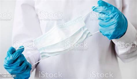 손 잡고 얼굴 위생 마스크 코 어두운 배경을 입고 제출합니다 코로나바이러스에 대한 보호 독감 의료 얼굴 마스크 전염병 바이러스 질환 헬스케어 코비드 19 발발 오염 개념