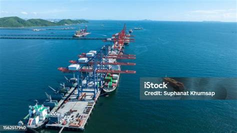 Bridge Cargo Shipyard에서 운행되는 화물 컨테이너 선박 크레인 아래 컨테이너 선박 항구 서비스 물류 및 운송 수입 수출 무역을 위한 국제 운송 창고 세관