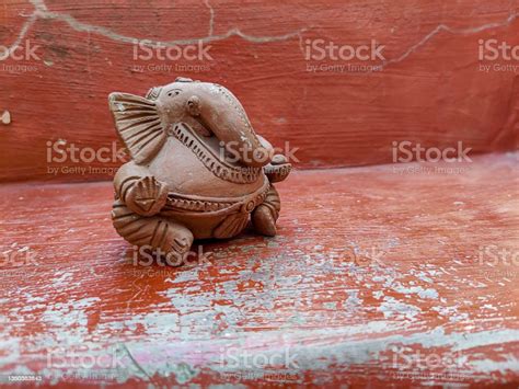 가네시 차투르티 또는 축제를위한 아름다운 사랑스러운 작은 수제 친화적 인 군주 가네샤 동상 이나 우상의 스톡 사진 가네샤 경의 도색되지 않은 동상 Ganesh