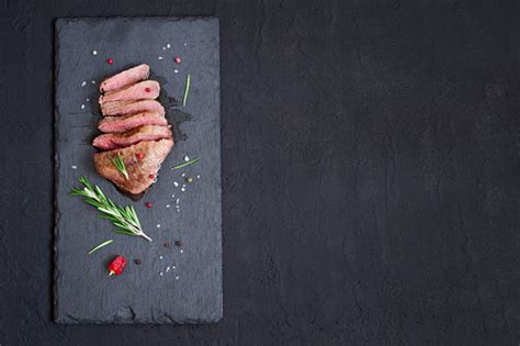 구운 쇠고기 스테이크 슬레이트 절단 보드 복사 Spac 가기 보기 건강한 식생활에 대한 스톡 사진 및 기타 이미지 건강한 식생활 고기 고추류 Istock