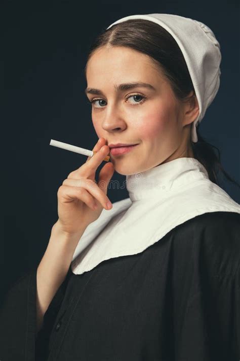 Mujer Joven Medieval Como Monja Foto De Archivo Imagen De Condesa