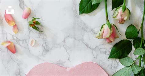 흰색과 분홍색 꽃 직물에 분홍색 하트 모양의 종이 사진 Unsplash의 무료 심장 이미지