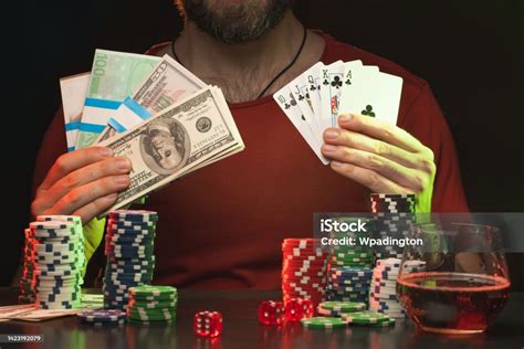 돈을 버는 행운의 포커 플레이어의 잘린 샷 지폐의 와드와 카드 놀이의 팬을 들고있는 사람의 손을 닫으십시오 검은색에 대한 스톡 사진 및 기타 이미지 Istock