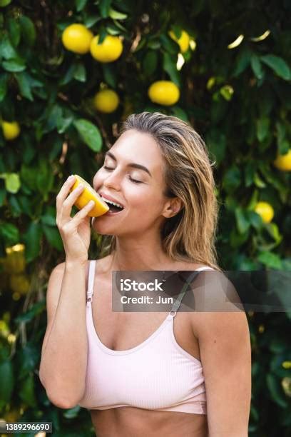 손에 레몬 과일이있는 부드러운 피부를 가진 아름다운 여성 여자에 대한 스톡 사진 및 기타 이미지 여자 레몬 먹기 Istock