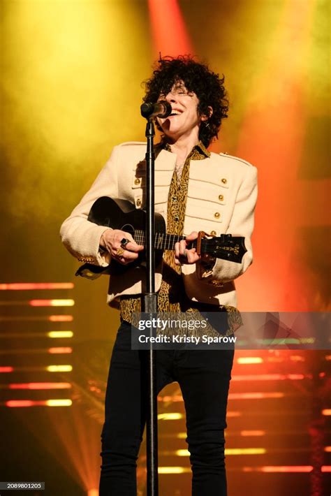 American Singer Lp Aka Laura Pergolizzi Performs Onstage As A Part Of