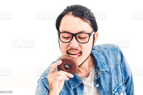 젊은 남자 Homeunhealthy와 정크 푸드 컨셉에서 초콜릿 도넛 케이크를 먹고 즐길 수 귀여운에 대한 스톡 사진 및 기타 이미지 Istock