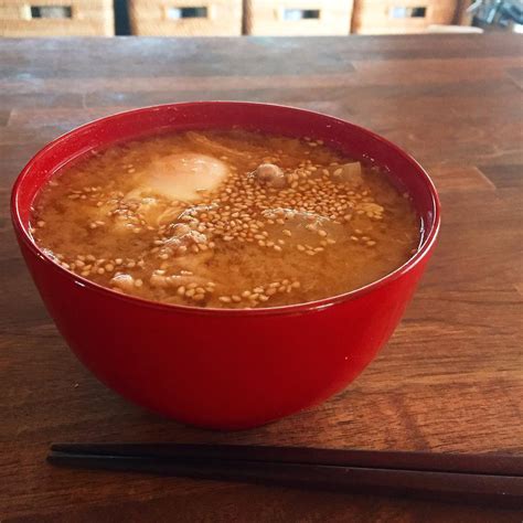 豚汁の美味しい季節になりましたねー。と、まずは玉ねぎと豚肉だけの具沢山味噌汁。卵を落として、元気のでるお味噌汁に。 月と太陽