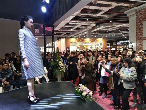 郑州女装转型升级元年 组团大秀“上海滩”