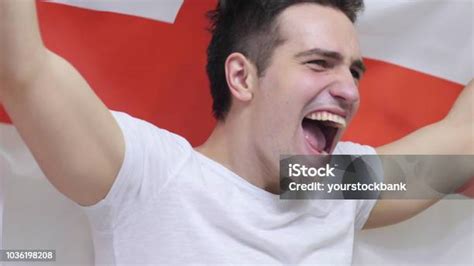 영어 젊은 사람 축 하 하는 슬로우 모션에 영국 국기를 들고 Championship에 대한 스톡 사진 및 기타 이미지