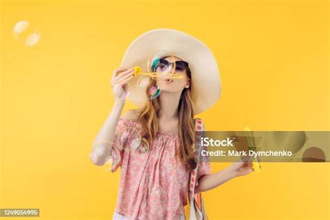 여름 모자를 쓴 행복한 매력적인 여성이 노란 배경에 비누 거품을 불어 귀여운에 대한 스톡 사진 및 기타 이미지 귀여운 노랑