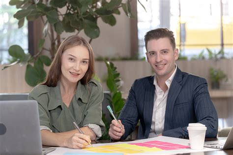 사무실에서 함께 일하는 두 명의 전문 사업가 실내 생물 애호가 와 자연 나무 환경 사무실에 대한 스톡 사진 및 기타 이미지 사무실 기업 문화 기업 비즈니스 Istock