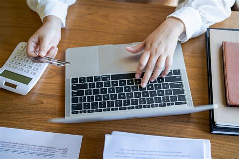 인터넷 온라인 전자 상거래 쇼핑 지출 돈을 위해 신용 카드를 들고 노트북에 여자 쇼핑 온라인 쇼핑 휴대 전화 노트북 기술 개념 개념에 대한 스톡 사진 및 기타 이미지