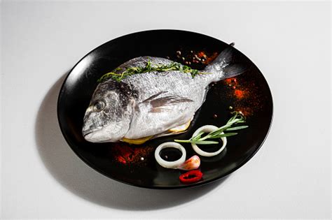 완두콩 양파 파프리카 칠리 소금 백리향 로즈마리 및 마늘을 흰색 배경에 접시에 넣은 생도라도 건강한 생활방식에 대한 스톡 사진 및 기타 이미지 Istock