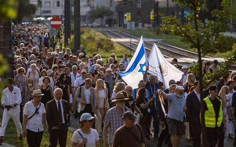 Hundreds March Through Warsaw To Mark 80 Years Since Nazis Liquidated