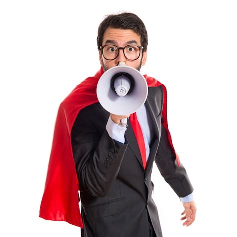 확성기로 외치는 슈퍼 히어로처럼 옷을 입고 사업가 무료 사진