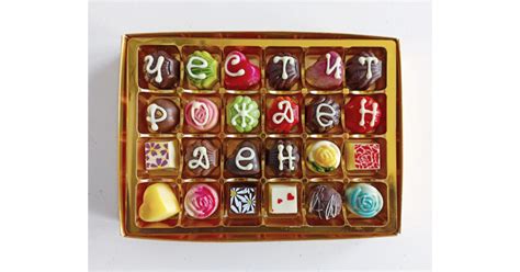 Кутия ЧЕСТИТ РОЖДЕН ДЕН с или без име с 24 бр шоколадови бонбони Modica Artisan Chocolates