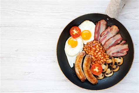 상위 뷰 전체 영어 아침 식사와 소시지 요리 냄비에 튀긴 계란 콩 베이컨 흰색 나무 배경 공간에 복사 합니다 플랫이 하다 위에서 0명에 대한 스톡 사진 및 기타 이미지