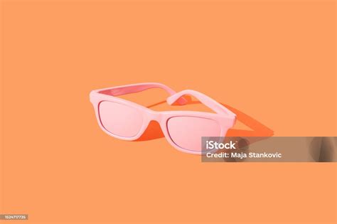 주황색 배경에 햇빛이 비치는 분홍색 선글라스 여름 해변 파티 아이디어 트렌디한 색상 0명에 대한 스톡 사진 및 기타 이미지