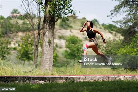 피트니스 훈련을 위해 자연 환경에서 야외에서 점프하는 운동 선수 여성 교차 훈련법에 대한 스톡 사진 및 기타 이미지 교차 훈련법 스포츠 레이스 야외 Istock