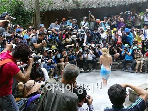 매년 마산에서 개최되는 세미누드 촬영대회 유머 움짤 이슈 에펨코리아