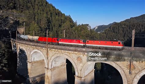유서 깊은 세머링 산악 철도에서 화물 열차를 타고 오스트리아 로워 기차에 대한 스톡 사진 및 기타 이미지 Istock