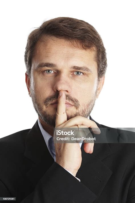 인물 사진 카메라를 향해 미소 짓는 생각에 잠긴 중년 남자 사업가 40 49세에 대한 스톡 사진 및 기타 이미지 40 49세 검은색 남자 Istock