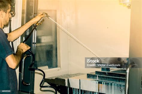 작업을 마친 후 Cnc 기계를 세척하는 작업자 Cnc 장치에 대한 스톡 사진 및 기타 이미지 Cnc 장치 강철 공학 Istock