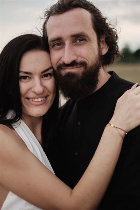 검은 머리 공원 관계 기쁨 껴안고 있는 남자 눈맞춤 단란함 둘로 된 들판 따뜻함 로맨스 만족 미소 미소 짓는 사랑 사랑하는 성인 수염 애정