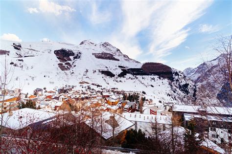 눈 덮인 봉우리 레 두 알프스 프랑스 알프스산맥이 있는 알프스 마을과 산맥전망 레 두 잘프에 대한 스톡 사진 및 기타 이미지 레 두 잘프 0명 거리 Istock