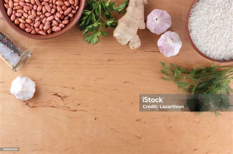 중국 원시 음식 재료 견과류 야채 생강 루트 신선한 채소 딜 파 슬 리 쌀과 나무 배경에 향신료입니다 마늘 그리고 양파 요리입니다 공간 복사 건강관리와 의술에 대한 스톡