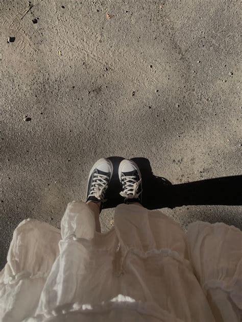 10대 간 거리 걷고 있는 고독 그런지 그림자 농담 다리 단순한 대조 도시 도시의 라이프스타일 레이스업 레저 레트로 매일 모험 미니멀리즘