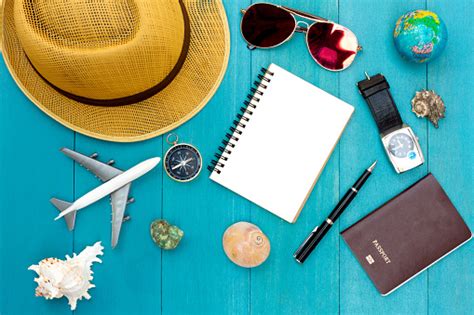 푸른 나무 배경 여행 액세서리의 이미지를 기획 하는 개념적 투어 개념에 대한 스톡 사진 및 기타 이미지 개념 여행 주제 개념과 주제 Istock