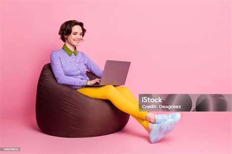 전체 길이 프로필 측면 사진 의 소녀 앉아 콩 의자 작업 노트북 착용 바지 고립 된 파스텔 색상 배경 사람들에 대한 스톡 사진 및 기타 이미지 Istock