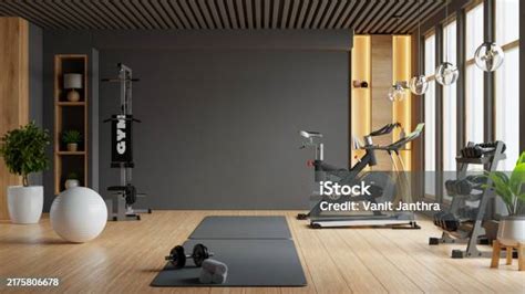 검은 벽 배경에 스포츠 및 피트니스 장비와 현대적인 체육관 인테리어 3d 렌더링 체육관에 대한 스톡 사진 및 기타 이미지 체육관 헬스 클럽 호화로움 Istock