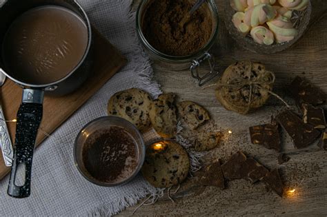 마시멜로와 초콜릿 오븐과 초콜릿 조각이 있는 코코아가 나무 테이블에 서 있습니다 가지 식물 부위에 대한 스톡 사진 및 기타 이미지 가지 식물 부위 갈색 감자 칩