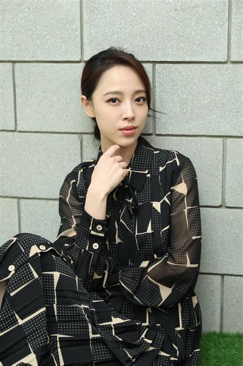 戲外情同母女！《黑澀會》勇兔遭何如芸封鎖 無辜喊：我做錯什麼？ 民生頭條