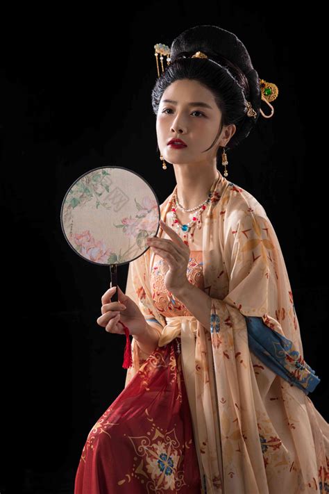 拿着扇子的古装美女图片 包图网企业站