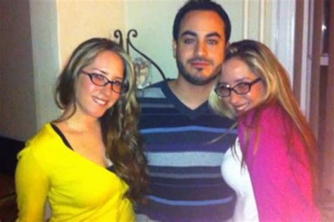 Chi em sinh doi Chị em sinh đôi chia nhau cả bạn trai