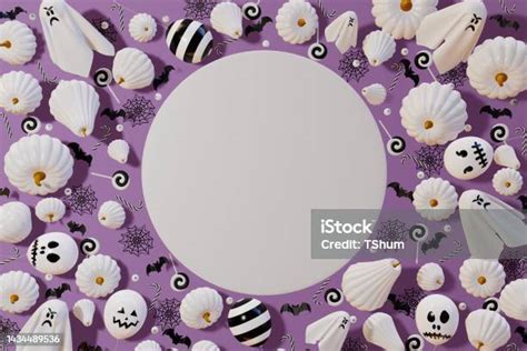 할로윈의 배경입니다 할로윈 유령 풍선 호박 박쥐 보라색 배경에 사탕 3d 렌더링 0명에 대한 스톡 사진 및 기타 이미지 0명