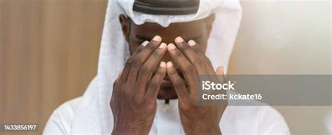 예배를 드리는 무슬림 남자 손바닥을 뻗고 모스크에서 기도하는 아랍 무슬림 남성 무슬림 기도 흑인 민족에 대한 스톡 사진 및 기타 이미지 Istock