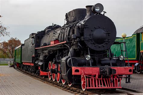 기차역에서 오래된 검은 색과 빨간색 복고풍 증기 기관차 철도에 머무르는 빈티지 열차 0명에 대한 스톡 사진 및 기타 이미지 0명 강철 검은색 Istock