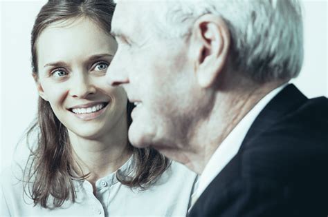 젊은 사업가 상사에 게 듣고 그를 보고 웃 고 긍정적인 여성 관리자 직원 회의에 앉아입니다 그들은 비즈니스 전략을 논의 팀워크 개념 경영자에 대한 스톡 사진 및 기타 이미지